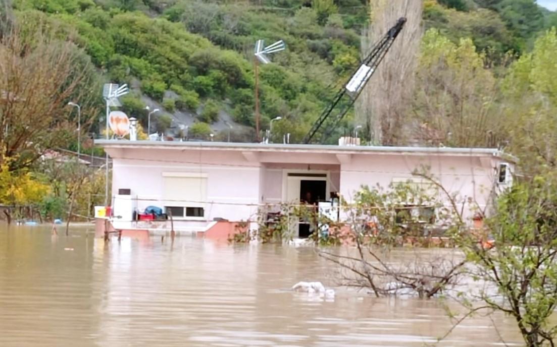 Floods in Shkoder, police evacuate 2 families that were isolated from ...