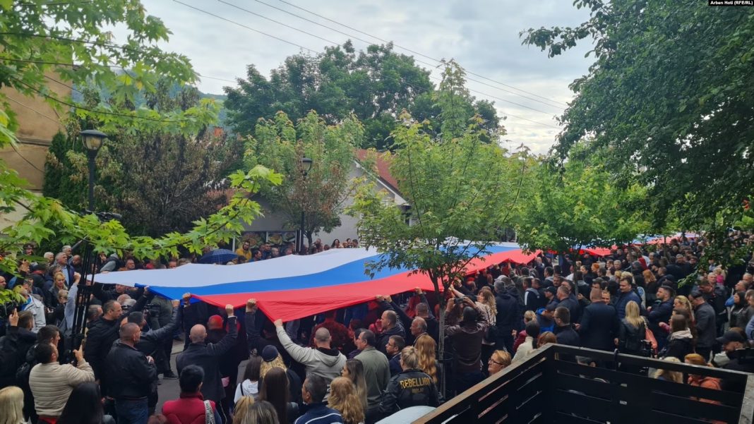 Serbs continue protests in north of Kosovo, KFOR guards municipal ...