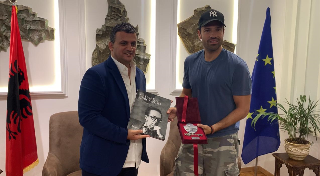 Greek singer Konstantinos Argiros receives Gjirokastra’s “Key to the ...