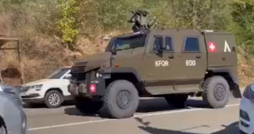 KFOR cars heading towards Leposavič - Euronews Albania