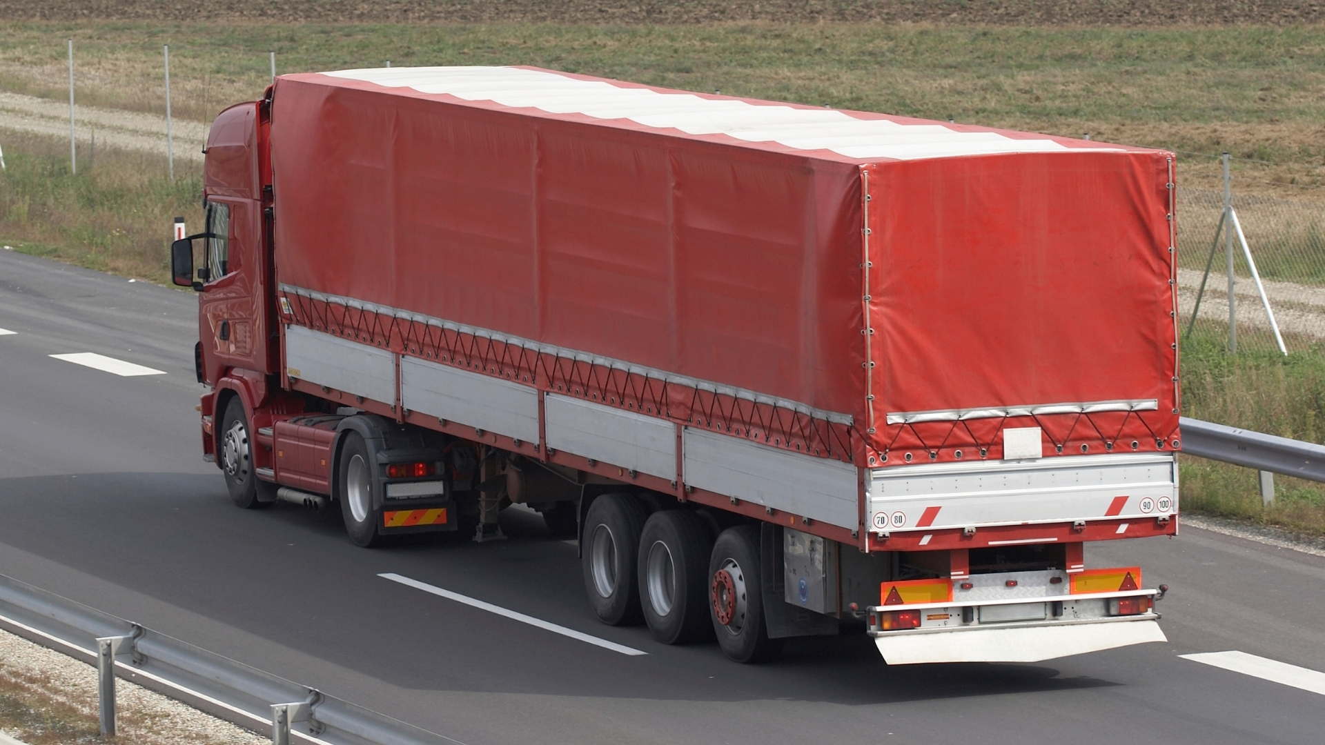 FOTO| Po mbyteshin brenda kamionit, përfundojnë në spital 17 emigrantë ...