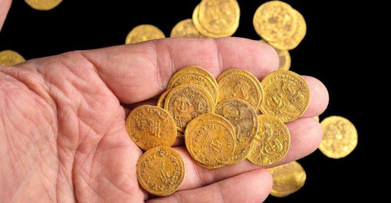 Arkeologët gjejnë monedha ari të shekullit të 7 në murin e një ...