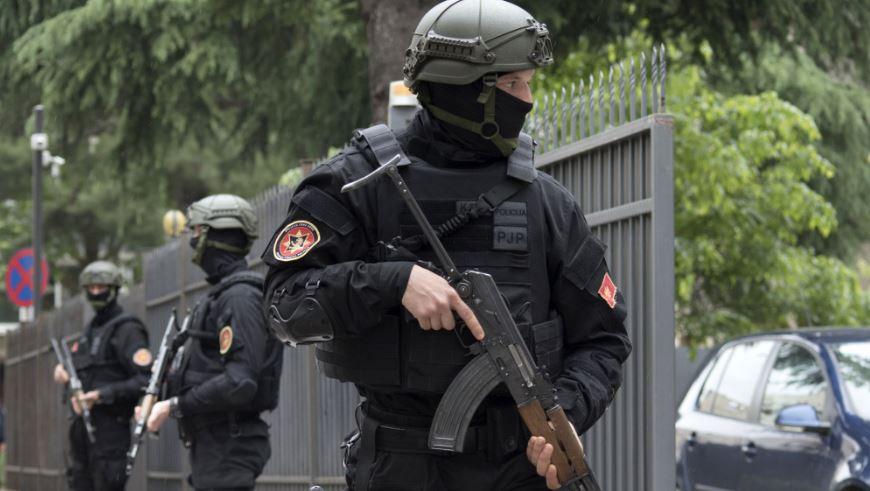 Mali i Zi ekstradon në SHBA dy të kërkuar nga FBI - Euronews Albania