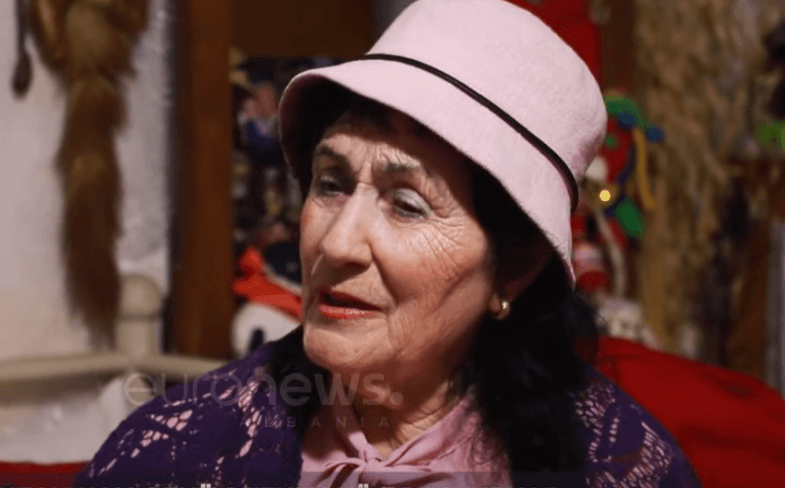 “Sa ngrihem bëj tualetin”, ish-mësuesja e pazakontë: Në shtëpi duhet të ...