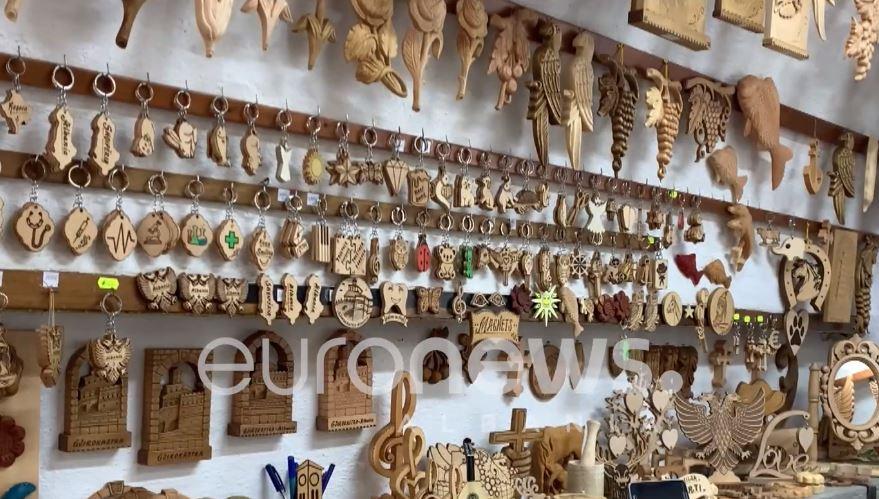 Suveniret në Pazarin e Gjirokastrës, turistët e huaj preferojnë ...