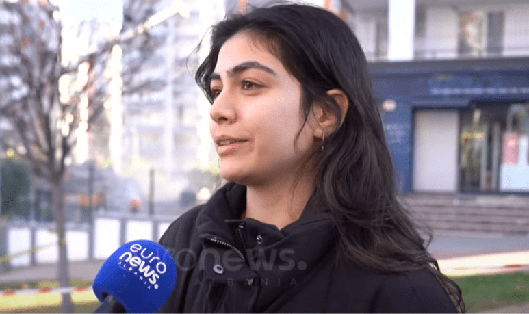 “Humba shumë miq në rrënoja”- E reja turke përlotet gjatë intervistës ...