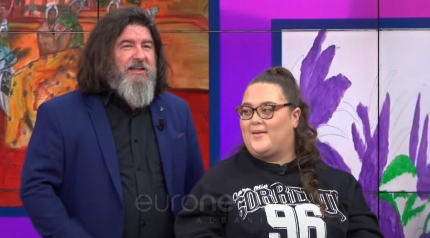 Emocionohet piktorja në studio! Artisti Helidon Haliti i bën një ...