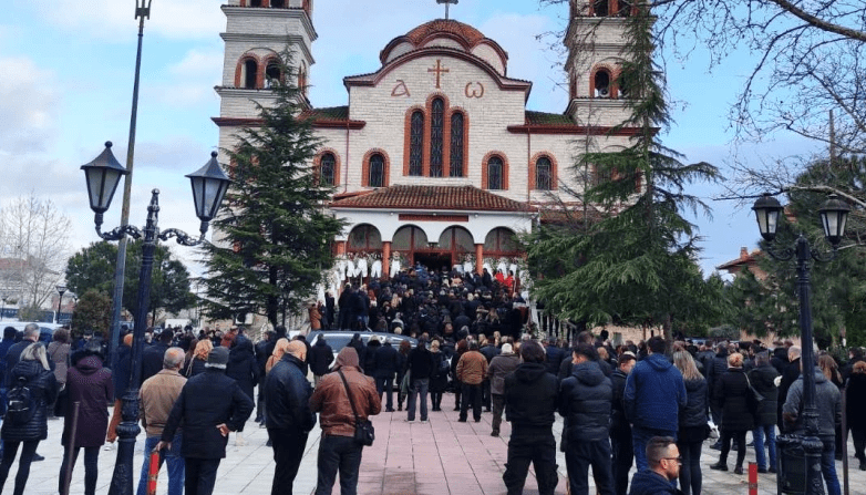 Lot e ulërima në varrimin e viktimës së aksidentit në Greqi