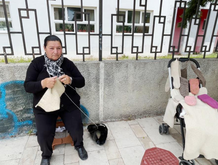 Të fitosh bukën me shtiza, pensionistet në Durrës bëjnë punime...