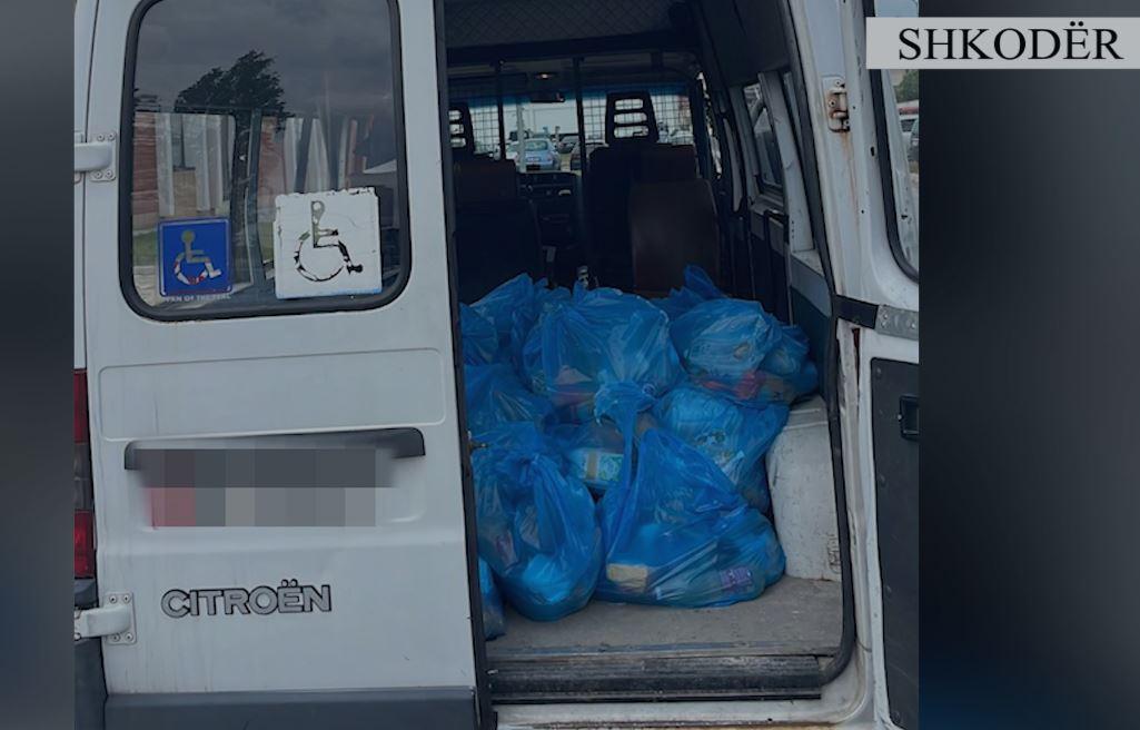 Po transportonin 50 qese me ushqime, në pranga 3 punonjës të bashkisë
