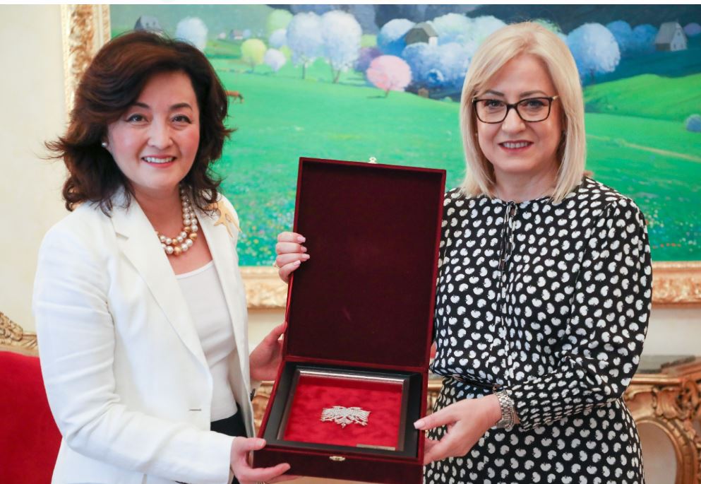 Nikolla pret Yuri Kim me rastin e largimit nga Shqipëria