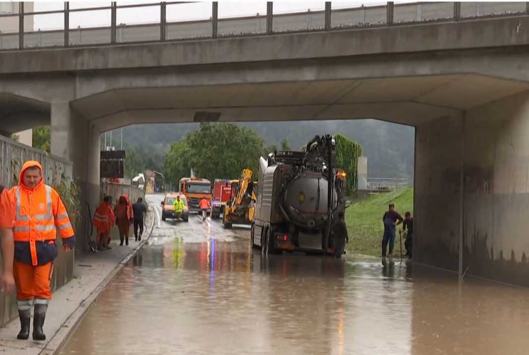Përmbytje e zjarre, katastrofë nga reshjet në Slloveni e Austri, ‘digjet’ Portugalia - Euronews ...