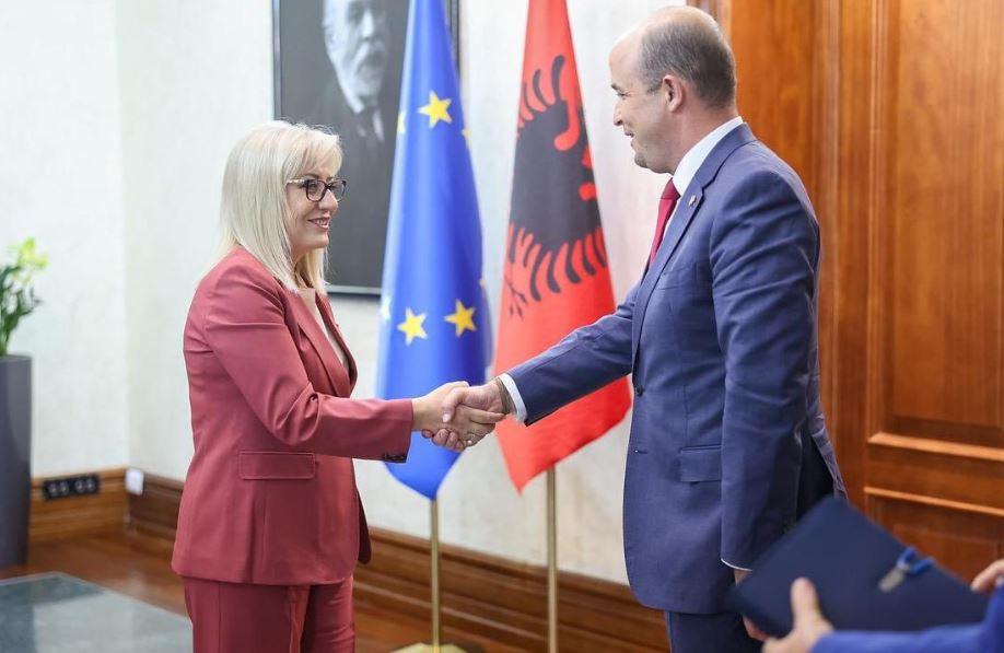 Nikolla takohet me të ngarkuarin e përkohshëm me punë të SHBA-ve