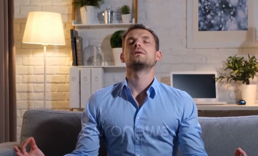 Meditimi shëron dhe përmirëson gjendjen e trurit - Euronews Albania