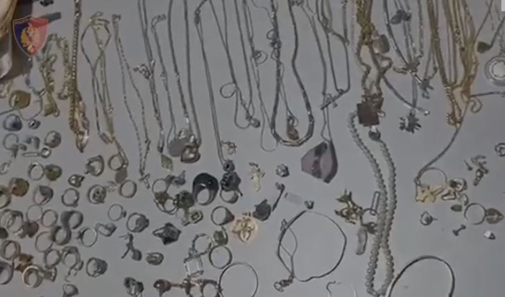 Me Rolex, tufa me para e monedha ari me vete, arrestohen 2 persona