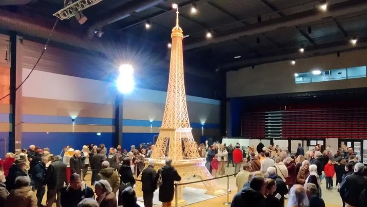 Kulla Eifel me shkrepëse, pjesë e rekordit botëror Guinness