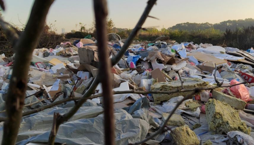 Grupi kriminal italian hedh 5 tonë plehra në përrua