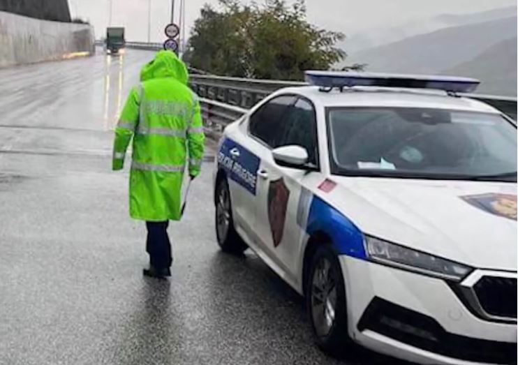 Aksident në Qafë-Murriz/ Makinat përplasen kokë më kokë