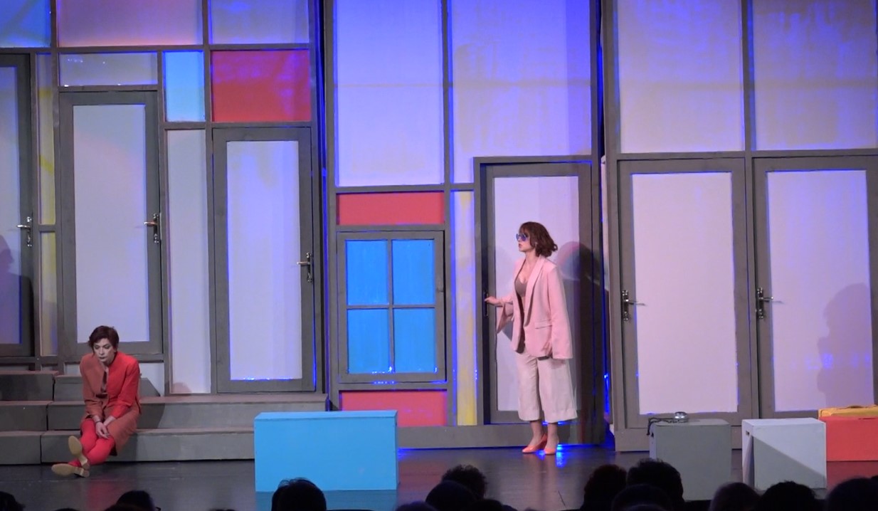 Komedia “zërat pas skene”/ Shfaqja premierë në teatrin “Skampa ...