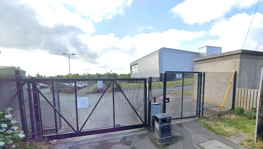 Plagosi me thikë 3 persona në shkollë, arrestohet 17-vjeçari