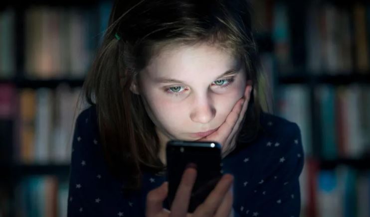 Facebook dhe Instagram "nën hetim", krijojnë varësi te të miturit