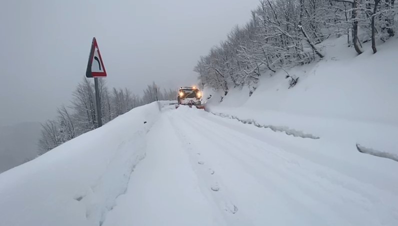 Reshje dëbore në akset Tamarë-Vermosh dhe Qafë Thore-Bogë