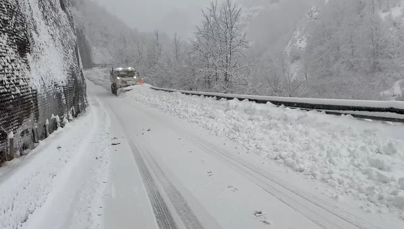 Reshje dëbore në akset Tamarë-Vermosh dhe Qafë Thore-Bogë