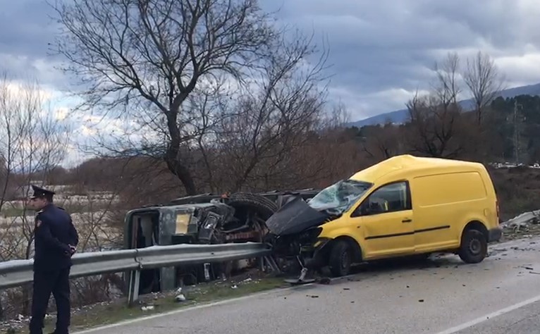 Aksident në Gjirokastër Makina përplaset me mjetin e ushtrisë