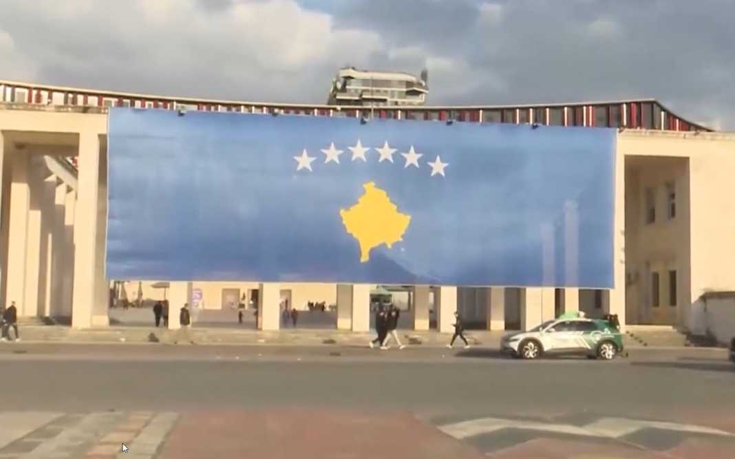 Tirana feston Ditën e Pavarësisë së Kosovës, valëvitet