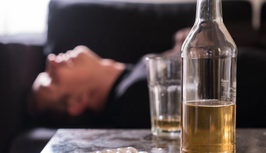 Shkon në 63 numri i viktimave nga alkooli i prodhuar ilegalisht