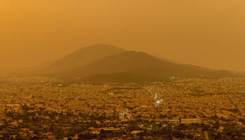 Pluhuri i Saharasë mbulon Athinën