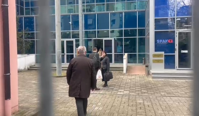 Ish-deputeti Myslim Murrizi paraqitet në Prokurorinë e Posaçme