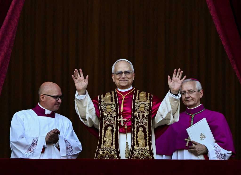 Papa Leoni i XIV, shfaqet për herë të parë në ballkonin e Vatikanit