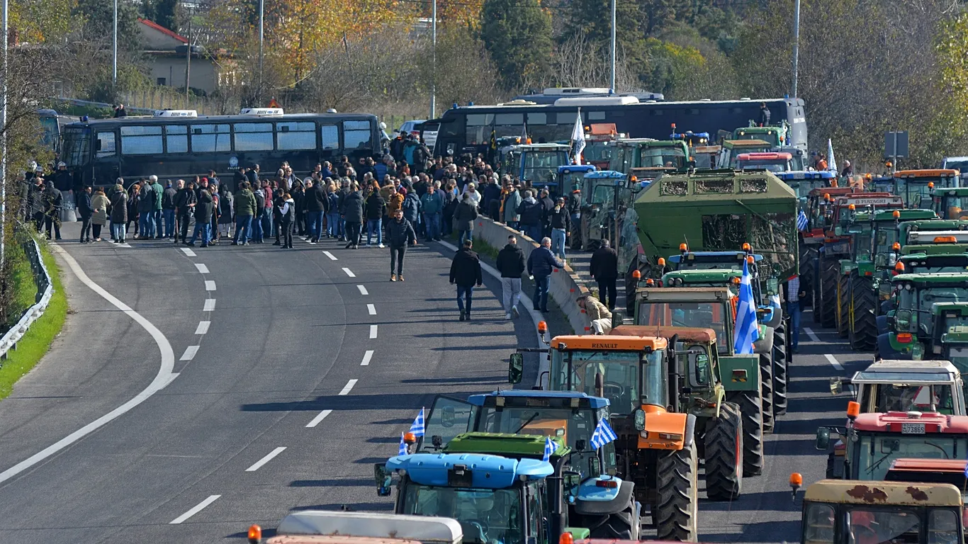 PAMJE/ Protesta në Greqi, fermerët grekë bllokojnë me traktorë ...