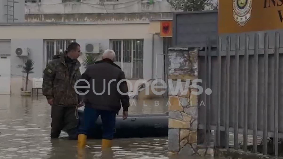 VIDEO/ Vijon përmbytja në Durrës, gardianët shkojnë në punë me gomone ...