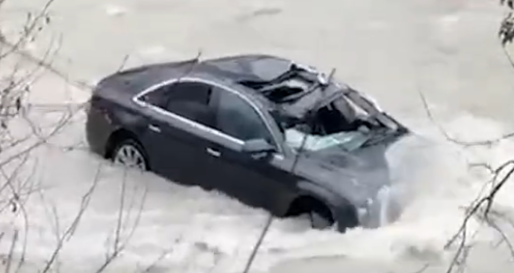 VIDEO/ Makina bie në përrua në Klos, pasagjeri i mjetit nuk gjendet ...