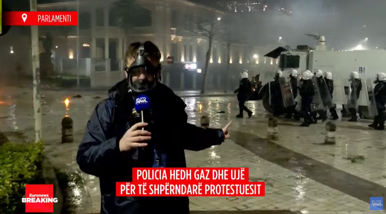 "Hej jemi Euronews Albania", policia shpërndan me ujë gazetarin ...
